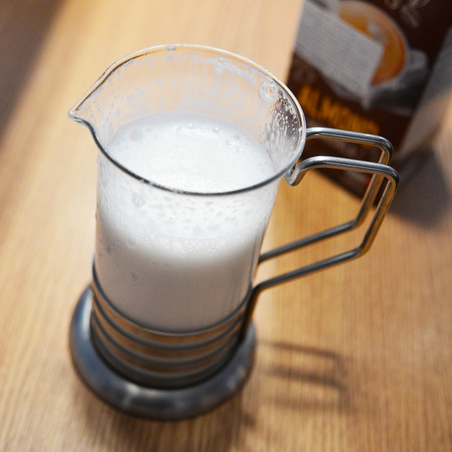 Laptele vegetal in cafea